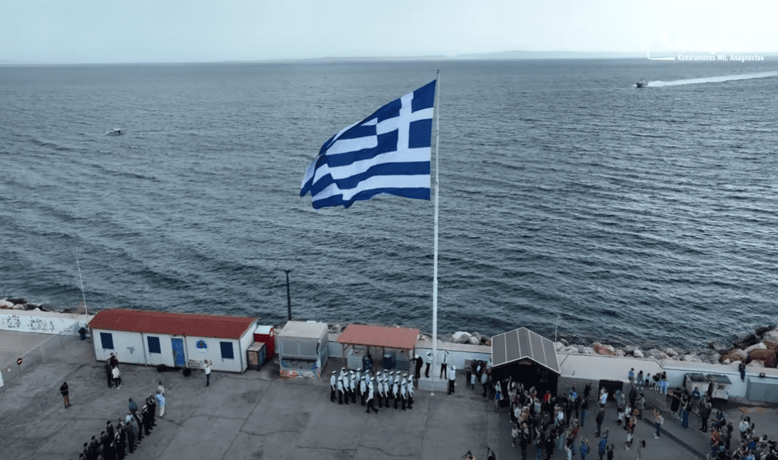 Στη Χίο και φέτος η τεράστια ελληνική σημαία (φώτο)
