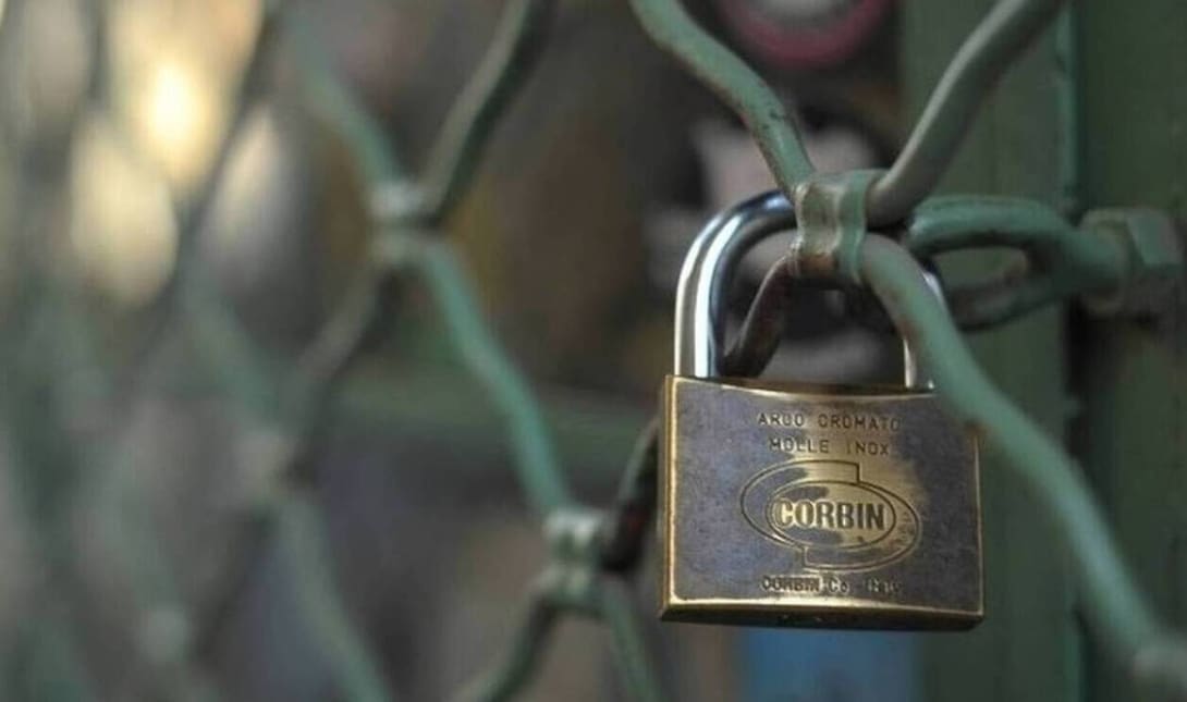 «Λουκέτο» σε 13 καταστήματα για αυθαίρετη χρήση κοινόχρηστου χώρου