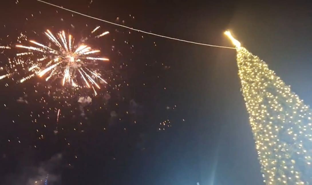 Φαντασμαγορική η φωταγώγηση του Χριστουγεννιάτικου δέντρου στην πλατεία ...