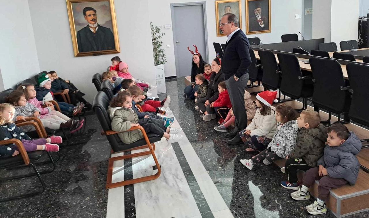 «Τα Παπάκια» τραγουδούν τα κάλαντα στον Δήμαρχο Ρεθύμνου