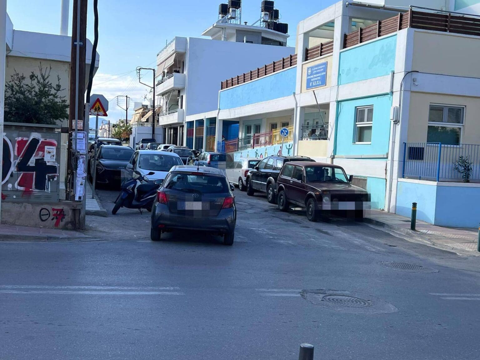Απίστευτο παρκάρισμα στο Ηράκλειο - Άφησε το αυτοκίνητο στη μέση του ...
